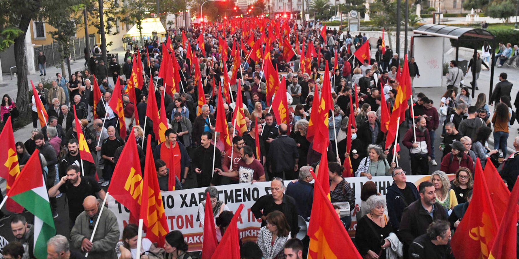 Αθήνα: 50 χρόνια Πολυτεχνείο_ Τα στιβαρά και πολύ μαζικά μπλοκ του ΚΚΕ ...