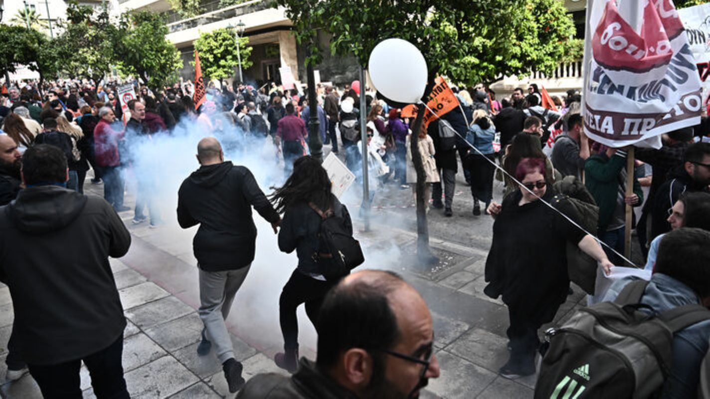 ΝΤΡΟΠΗ! Η κυβέρνηση έριξε πάλι χημικά στους εκπαιδευτικούς που ...
